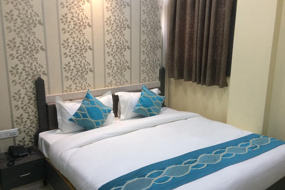 1 quarto, roupas de cama premium, frigobar, escrivaninha