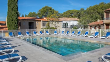 Piscina externa sazonal, espreguiçadeiras
