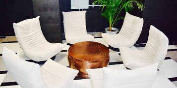 Área de estar no saguão