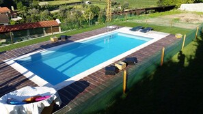 Piscina exterior, espreguiçadeiras 