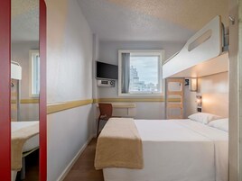 Quarto standard, várias camas | 1 quarto, escrivaninha, cortinas blackout, Wi-Fi de cortesia