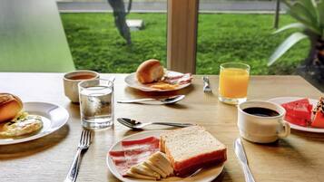 Café da manhã com buffet todos os dias mediante uma taxa