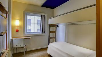 Apartamento standard, 3 camas de solteiro | Escrivaninha, cortinas blackout, ferros/tábuas de passar roupa