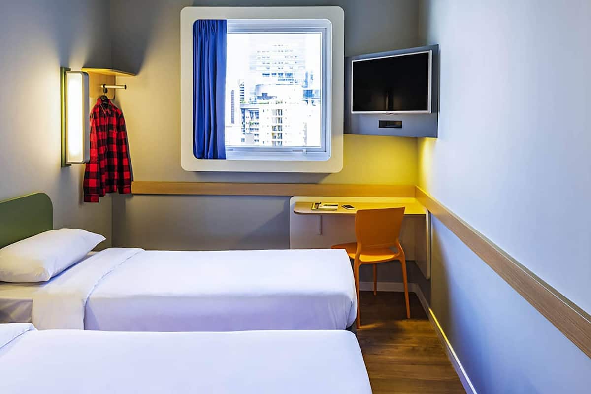 Quarto Standard, 2 camas individuais | Com decoração personalizada, secretária