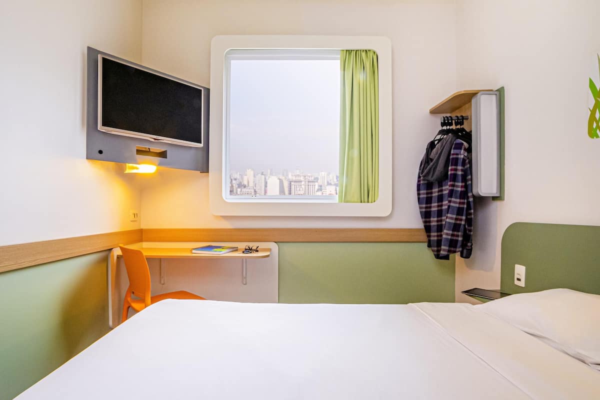 Quarto Standard, 1 cama de casal | Com decoração personalizada, secretária