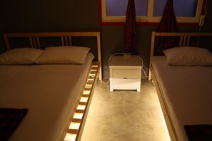 Double/Twin Room, Shared bathroom (Foreigners only) | Ferro/tábua de engomar, camas desdobráveis, Wi-fi grátis