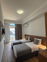 Quarto Twin Standard | Roupa de alta qualidade, edredões de penas, camas de colchão pillowtop