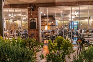 3 restaurantes, que servem almoços, jantares, também cozinha turca 