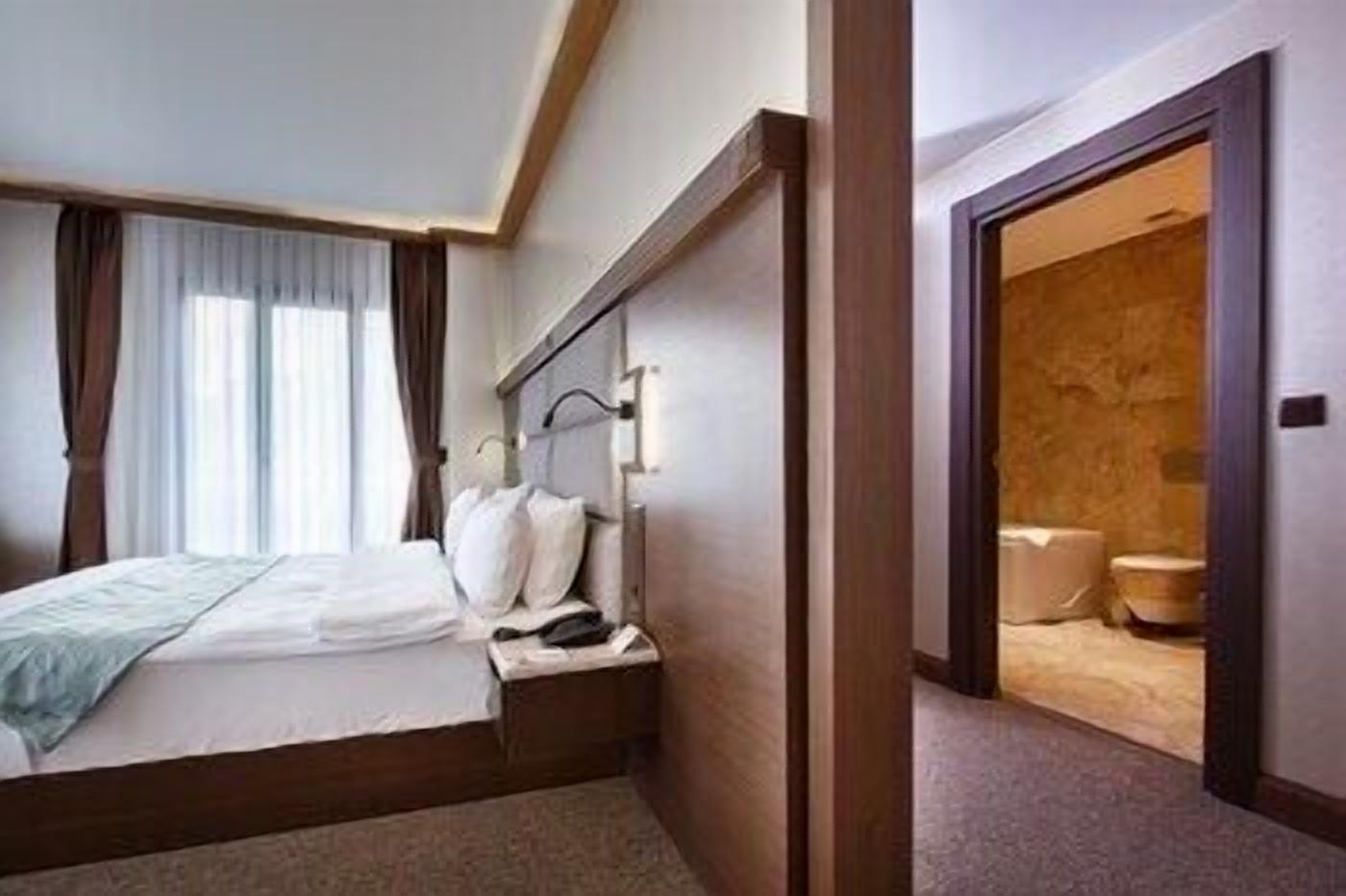 Roupa hipoalergénica, minibar, cofre no quarto, secretária 