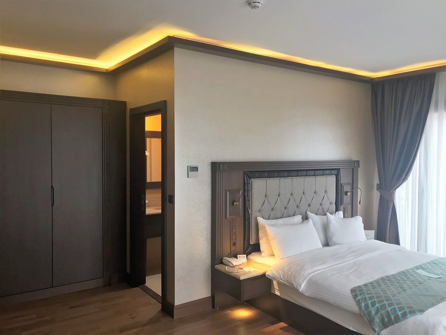 Roupa hipoalergénica, minibar, cofre no quarto, secretária 