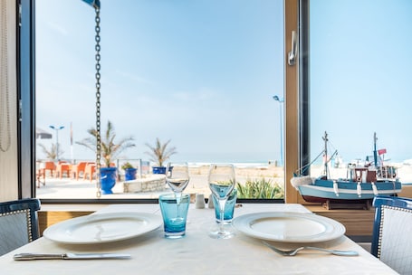 Almoços servidos, cozinha à base de marisco, com vista para o oceano . Hôtel Restaurant Breiz Armor