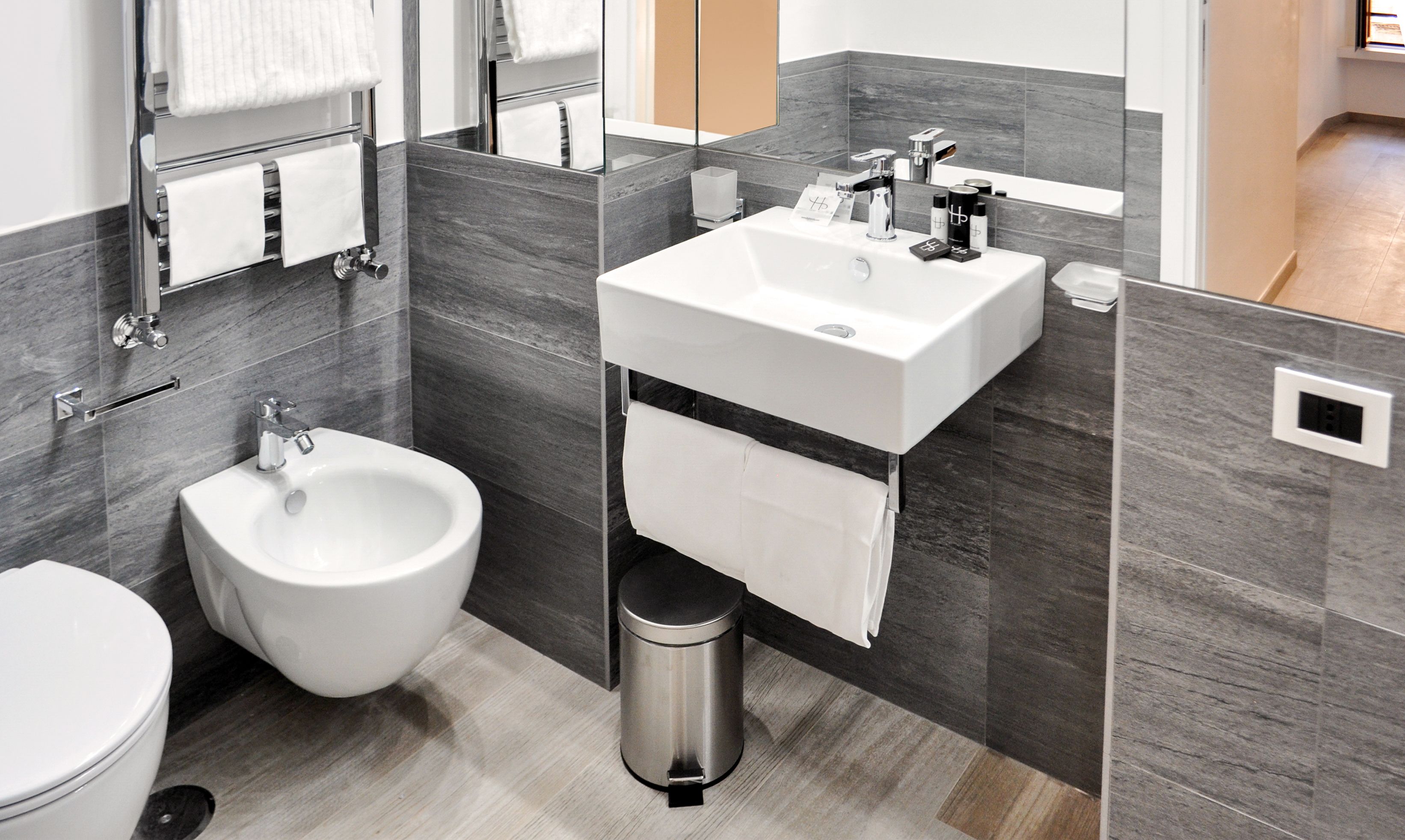 Apartamento clássico | Banheiro | Chuveiro, produtos de toalete grátis, secador de cabelo, bidê