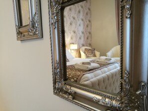 Quarto casal superior | Roupas de cama premium, frigobar, espaço de trabalho para notebook