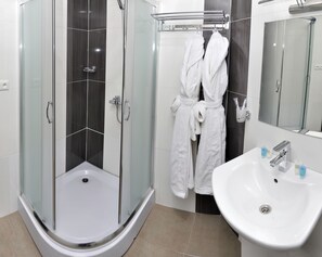 Quarto solteiro superior | Banheiro | Chuveiro, produtos de toalete grátis, secador de cabelo 