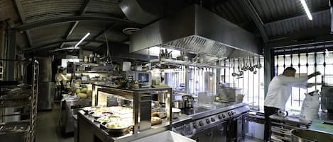 Almoços, jantares servidos, cozinha local, com vista para o jardim