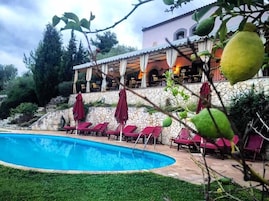 Piscina externa sazonal, guarda-sóis, espreguiçadeiras