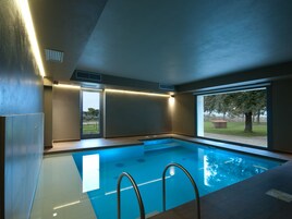 Piscina interior, piscina exterior, espreguiçadeiras 
