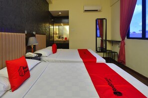 Quarto quádruplo conforto | Cofres nos quartos, escrivaninha, ferros/tábuas de passar roupa