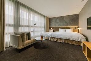 Quarto casal luxo, várias camas (with Extra Bed) | Escrivaninha, Wi-Fi de cortesia, roupa de cama