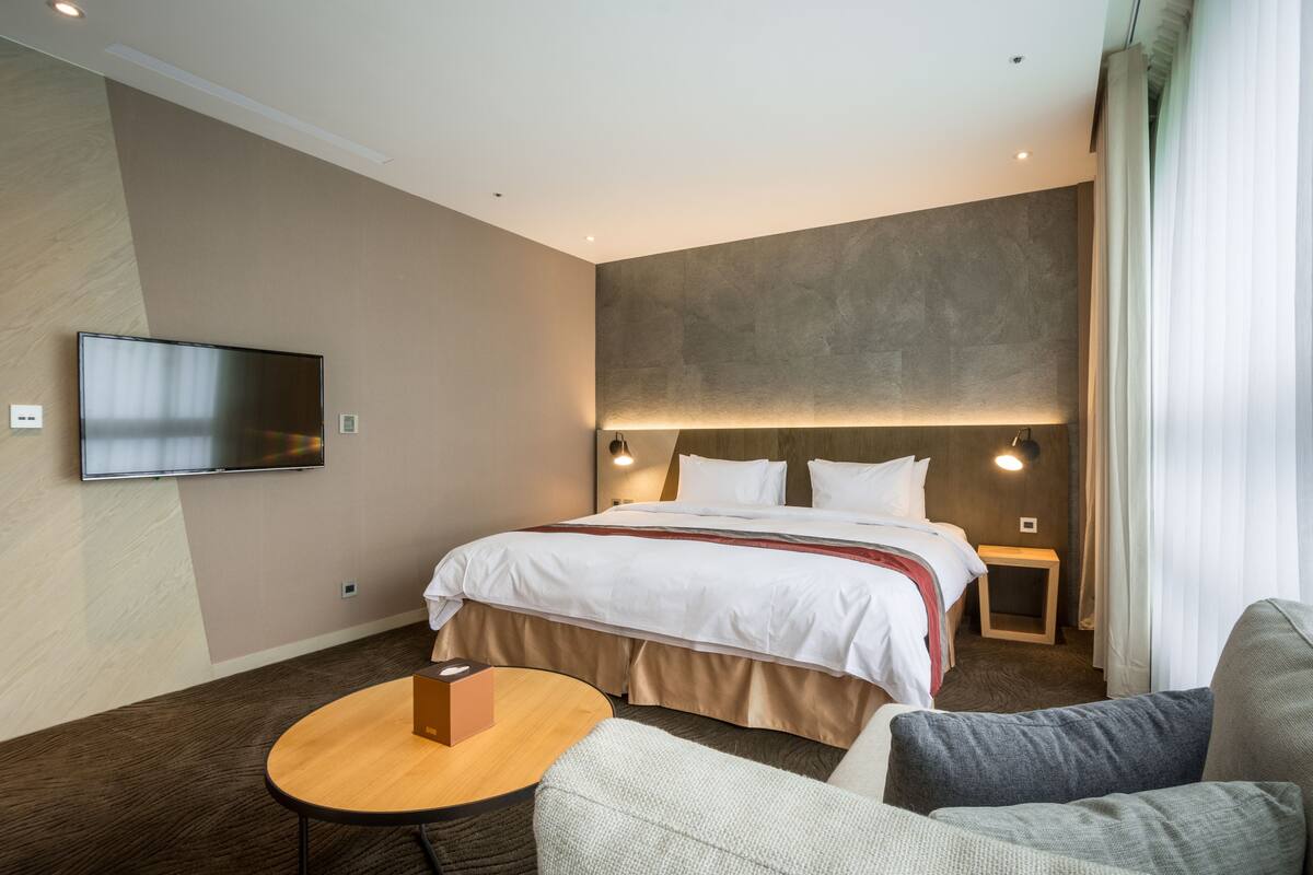 Quarto Duplo Deluxe | Secretária, Wi-fi grátis, roupa de cama fornecida 