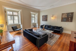 Deluxe 2 Bedroom Apartment | Sala de estar | TV de ecrã plano, base para leitor de MP3