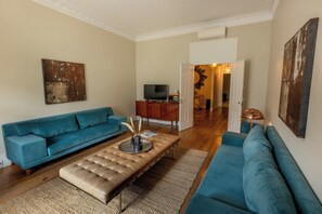 Deluxe 2 Bedroom Apartment | Sala de estar | TV de ecrã plano, base para leitor de MP3