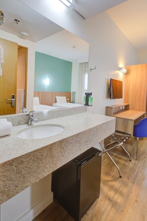 Quarto duplo standard | Banheiro | Chuveiro, produtos de toalete grátis, toalhas de banho