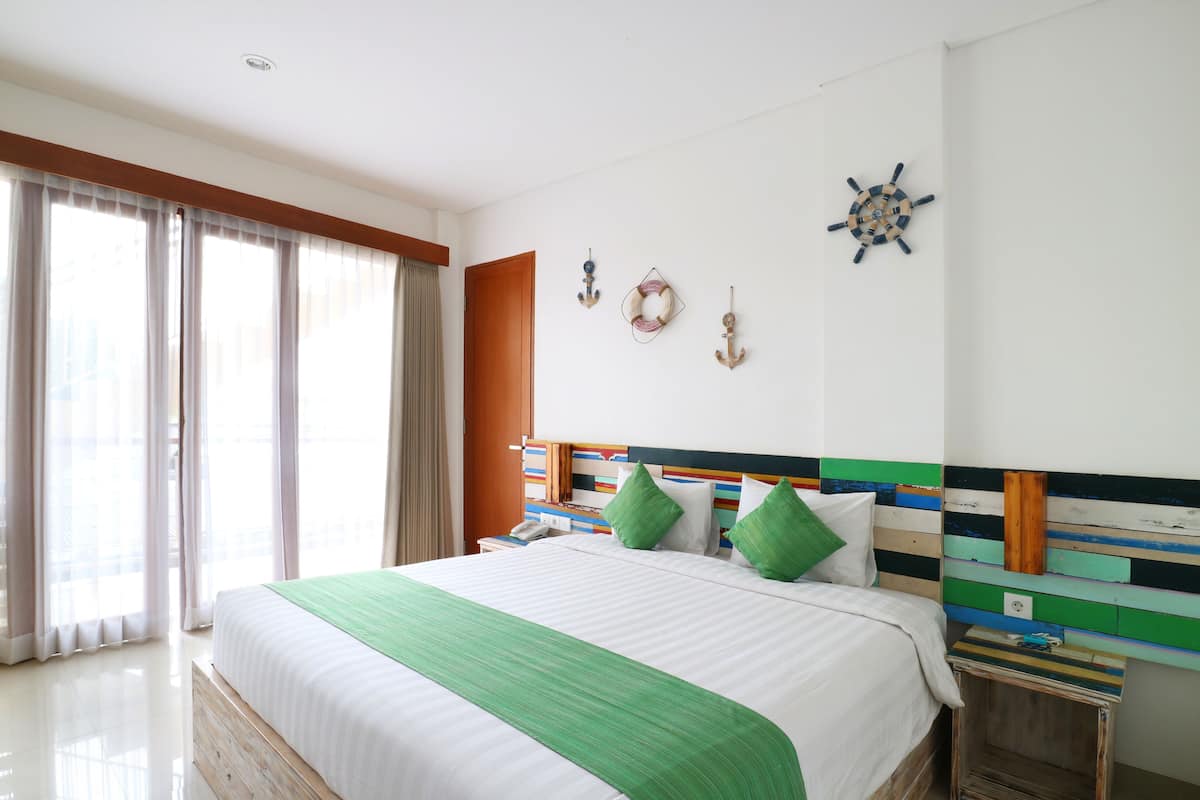 Quarto superior | Cofres nos quartos, escrivaninha, quartos à prova de som