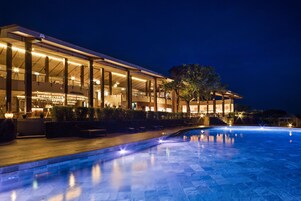 Piscina externa, espreguiçadeiras