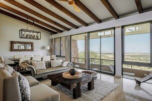 Frigobar, cofres nos quartos, individualmente decorados, escrivaninha