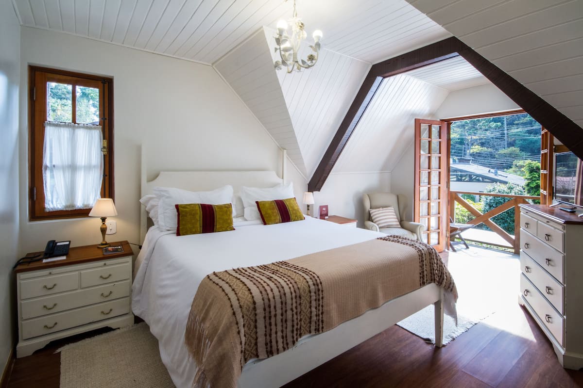 Apartamento Lodge com Sacada e Banheira | 1 quarto, minibar, cofre no quarto, cortinas/cortinados opacos