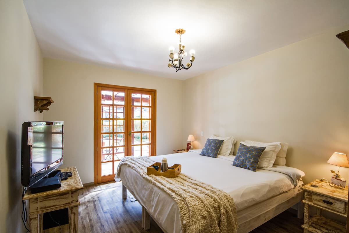 Apartamento Logde Terreo - Frente piscina Casal | 1 quarto, minibar, cofre no quarto, cortinas/cortinados opacos