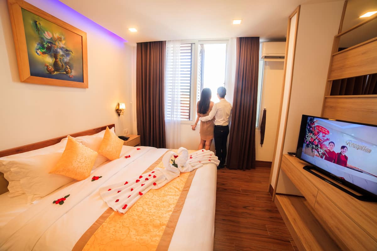 Quarto Duplo Deluxe, 1 cama king-size, Vista para a cidade | Minibar, cofre no quarto, secretária, quartos insonorizados