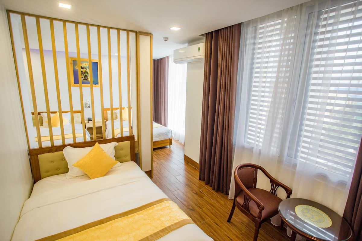 Quarto Quádruplo Familiar | Minibar, cofre no quarto, secretária, quartos insonorizados
