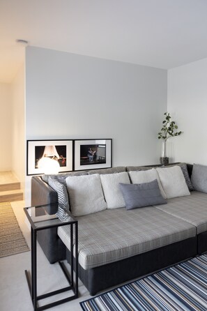 Lilit Riverfront Suite A | Sala | TV de ecrã plano 