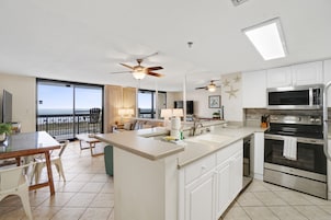 Apartamento em Condomínio Fechado, 1 quarto, vista para o oceano (202) | Cozinha privada | Uma cafeteira/bule, um frigorífico/congelador grande, um micro-ondas