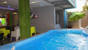 Piscina interior com vista clara do teto e das paredes.