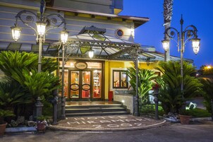 Fachada do alojamento (tarde/noite)