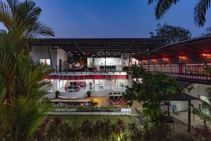 Vila família, vários quartos, piscina particular, ao lado da montanha | Terraço/pátio