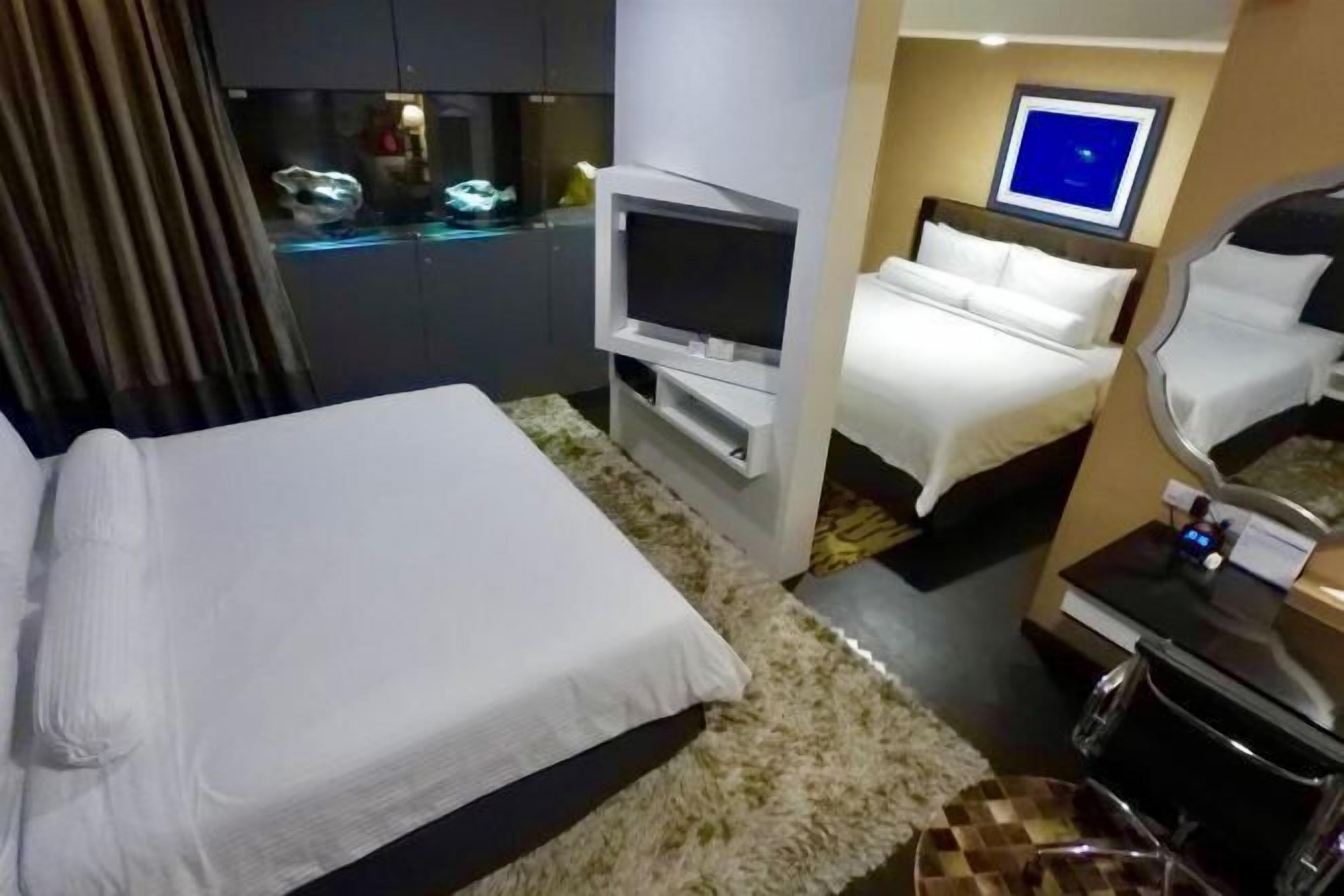 Minibar, cofre no quarto, com decoração personalizada 