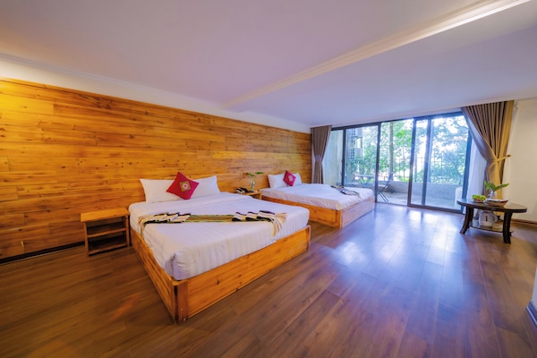 Quarto Quádruplo Superior, vista para o jardim | Minibar, cofre no quarto, secretária