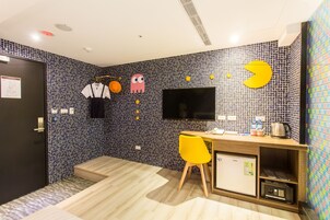 Quarto Triplo | Cofre no quarto, secretária, cortinas/cortinados opacos 