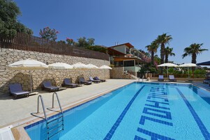 Piscina externa, guarda-sóis, espreguiçadeiras