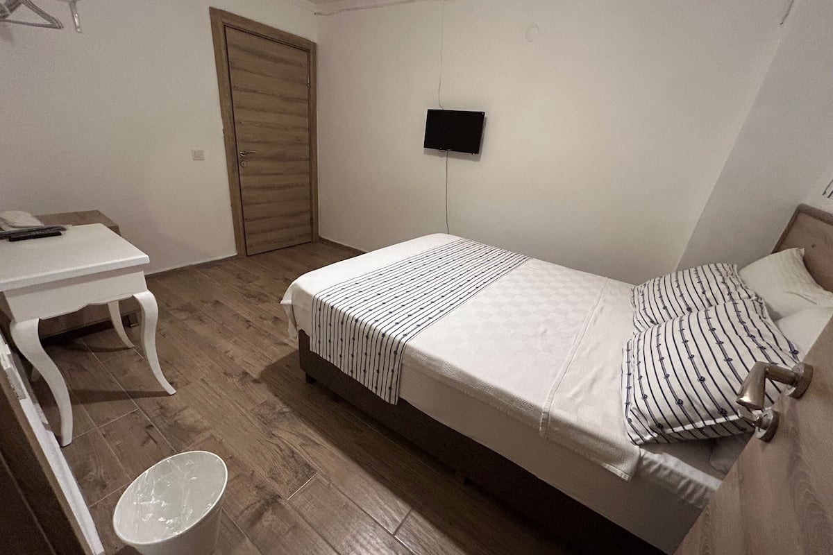 Quarto Duplo Económico, 1 cama de casal | Secretária adequada para computadores portáteis, Wi-fi grátis