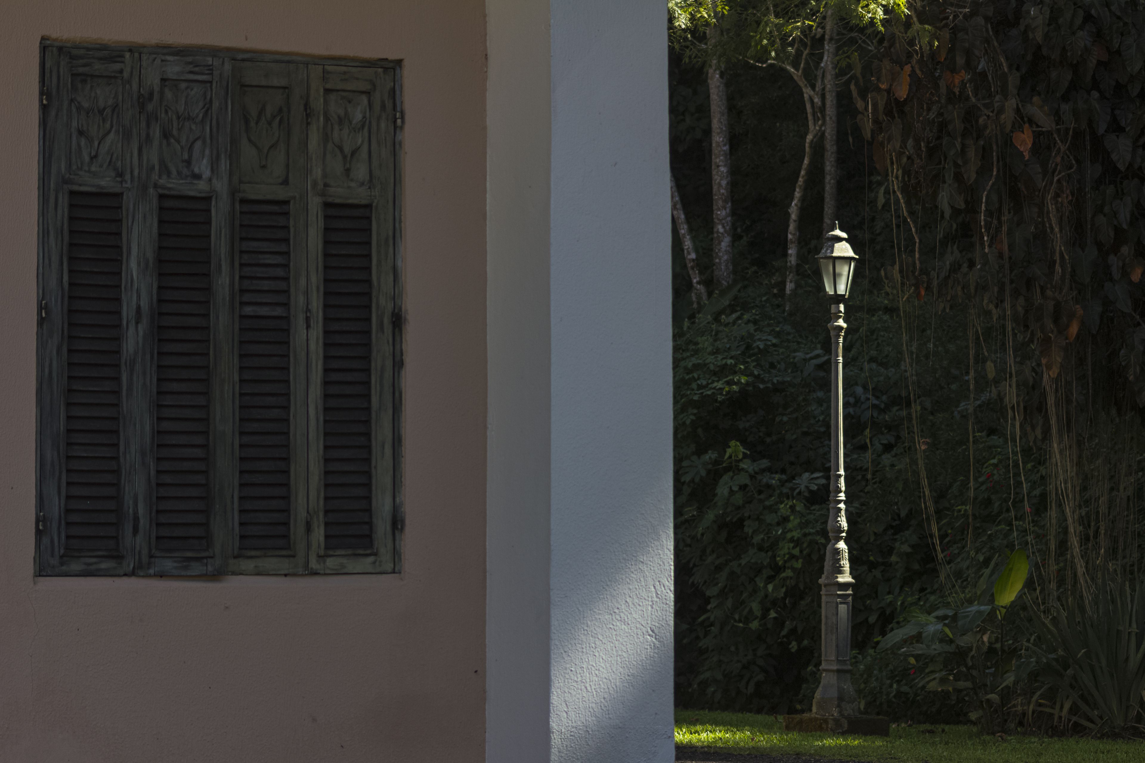 Um edifício com uma janela grande e um poste de luz.