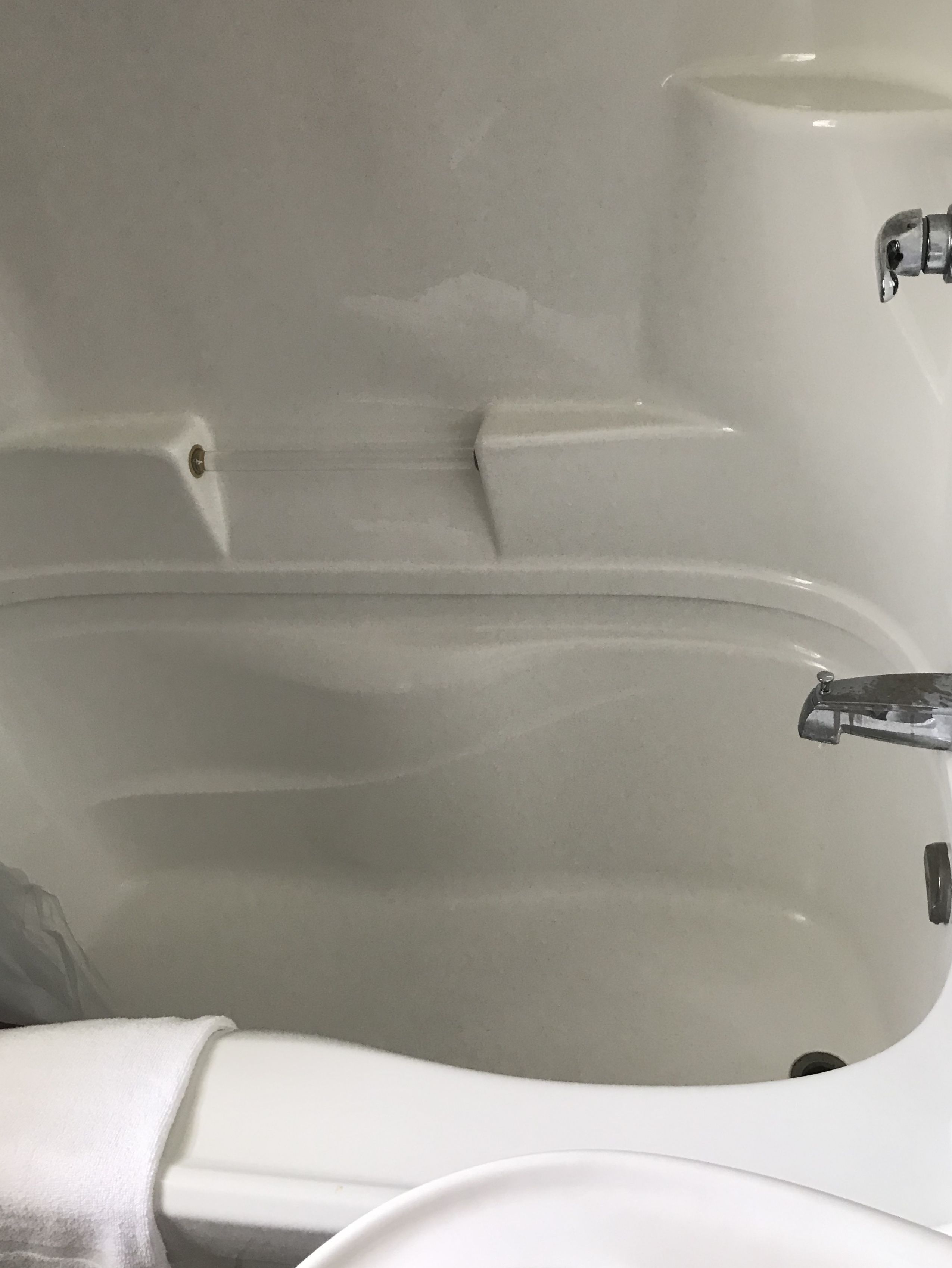 Um banheiro com banheira, vaso sanitário e pia.