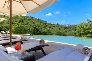 Piscina exterior, guarda-sóis, espreguiçadeiras 