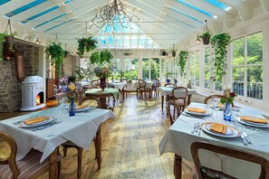 Pequeno-almoço preparado no momento diário incluído 