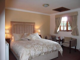 Escrivaninha, ferros/tábuas de passar roupa, berços (sobretaxa)