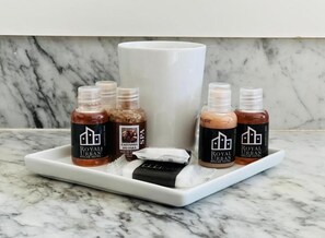 Suite Deluxe, banheira de hidromassagem | Casa de banho | Um polibã, produtos de higiene exclusivos, um secador de cabelo 